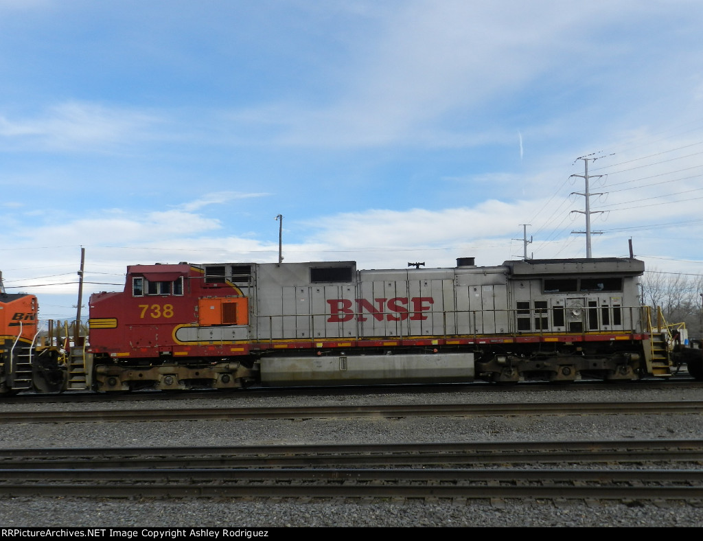 BNSF 738